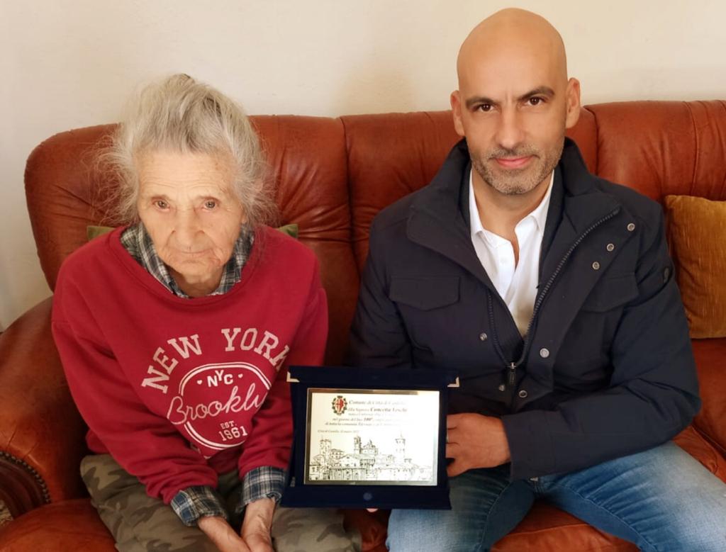 Concetta compie 100 anni: una delle prime donne a dirigere un ufficio ...