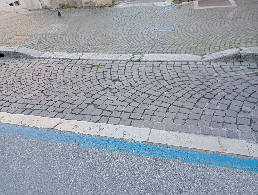 In viale della stazione strisce blu su un passo carrabile Umbria 7