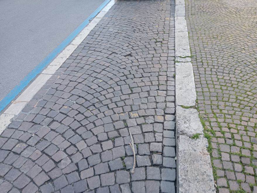 In viale della stazione strisce blu su un passo carrabile Umbria 7