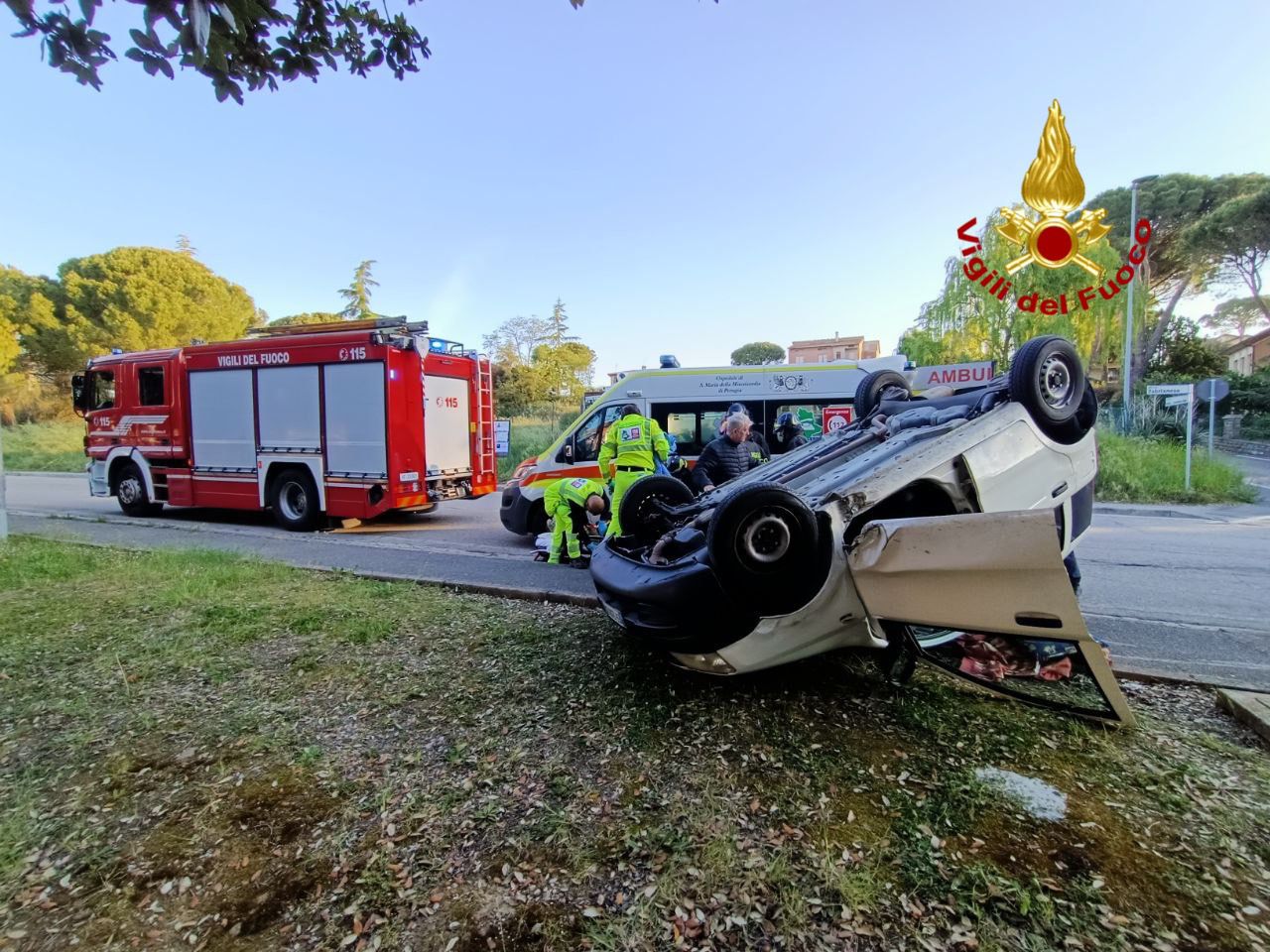 Incidente a Ripa: una delle auto si ribalta sul ciglio della strada ...