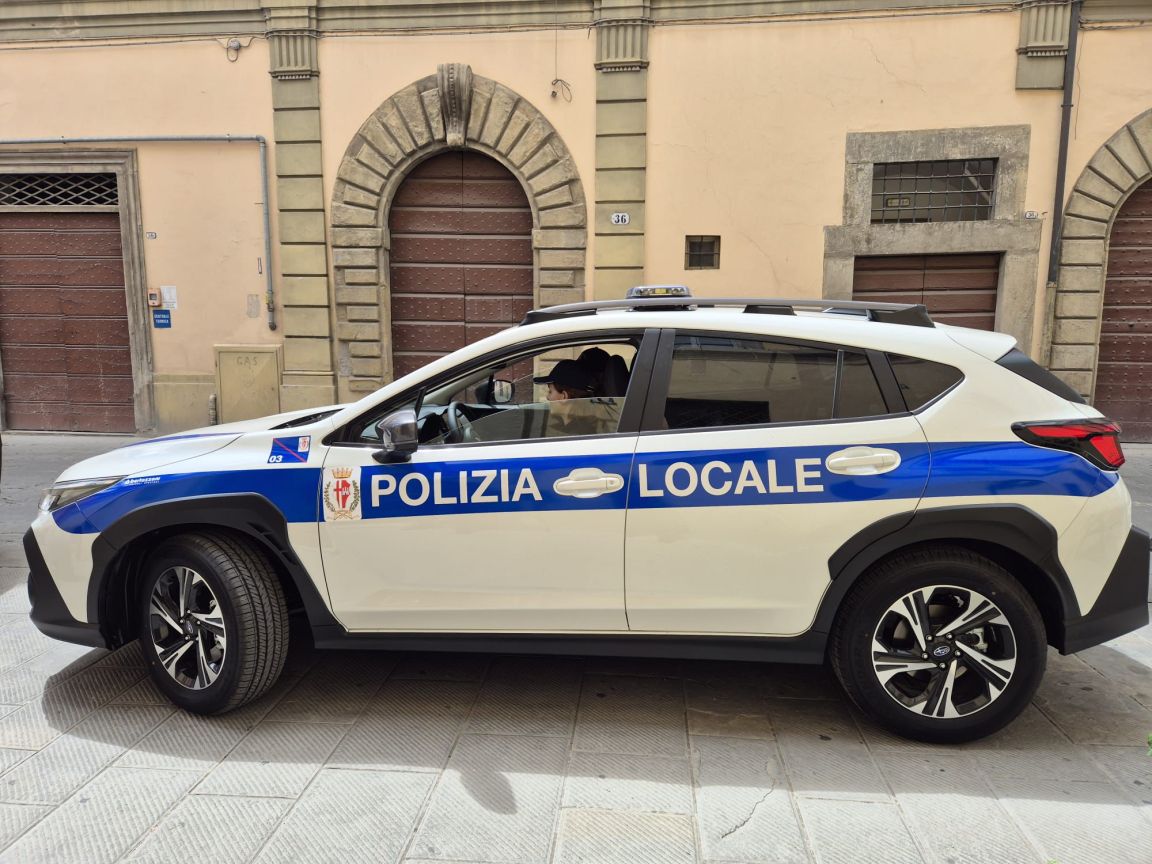 Elettrodomestici, bici e divani abbandonati: scoperta a Città di ...