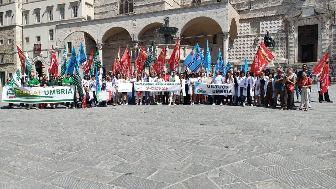 I dipendenti delle farmacie comunali umbre in piazza - Umbria 7