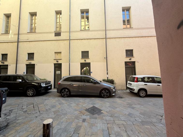 In via del Tribunale il parcheggio è a fila indiana, in via del ...